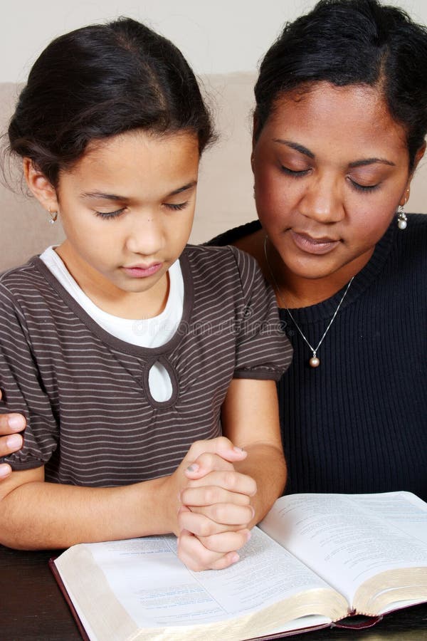 Het bidden stock afbeelding. Image of meisje, bijbel, gevouwen - 7452761