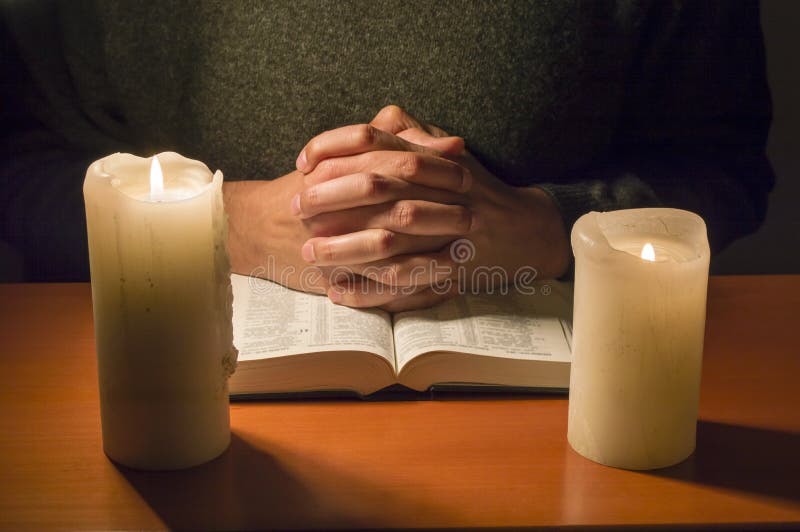 Bidende Handen Op Een Open Bijbel Stock Foto - Image of predikant ...