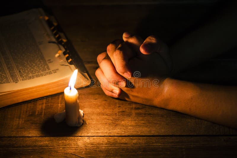 Biddende Handen Van Mannen Met Kaarslicht Stock Foto - Image of zwart ...