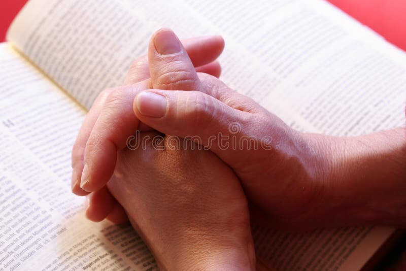 Gebed met gevouwen handen stock afbeelding. Image of dame - 13123273