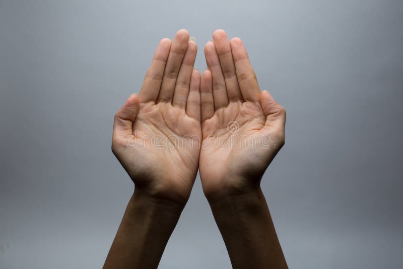 Handen Van Het Bidden Van Jonge Vrouw Op Een Grungeachtergrond Stock ...
