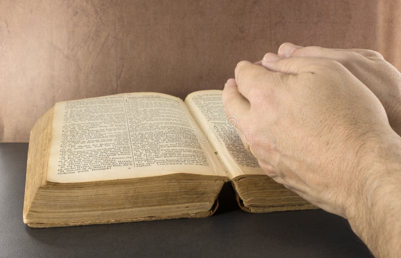 Het Bidden Handen En Oude Bijbel Stock Foto - Image of tekst, gebruikt ...