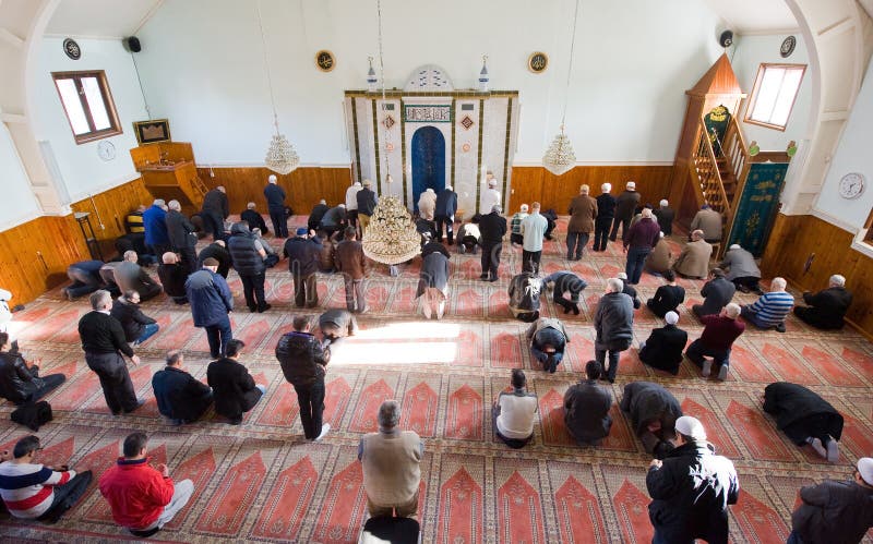 Het bidden in Moskee redactionele stock afbeelding. Image of nederlands ...