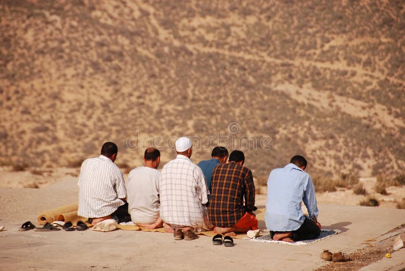 Moslims die bidden redactionele stock foto. Image of landschap - 2923758