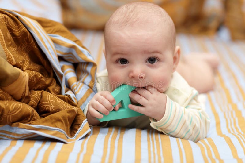 Het Bijten Van De Baby Brief Stock Foto - Image of onschuld, onderaan ...