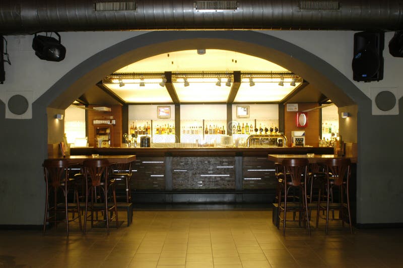 Barteller Lege Bar Met Stoelen Redactionele Afbeelding - Image of juli ...