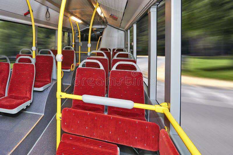 Interieur van een stadsbus stock afbeelding. Image of venster - 55975385
