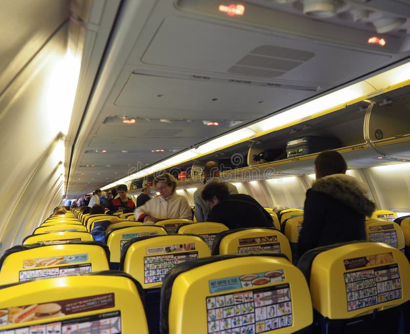 Binnenkant Van Het Vliegtuig Van Ryanair Redactionele Foto - Image of ...