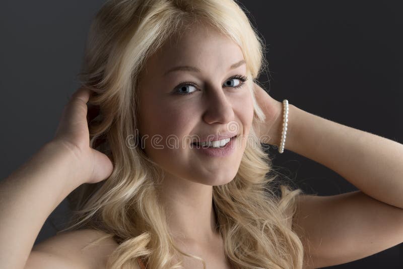 Het Blonde Meisje Van Het Portret Stock Foto - Image of mooi, vrij ... Het Blonde Meisje Van Het Portret Stock Foto - Image of mooi, vrij ...
