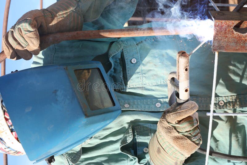 Het booglassen van de mens stock afbeelding. Image of prikkel - 3660275