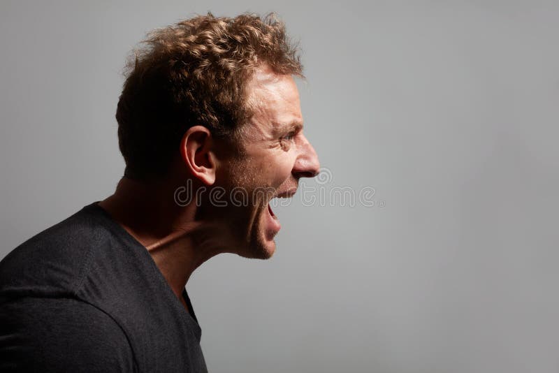 Profiel van een boze man stock foto. Image of draad, verschijning ...