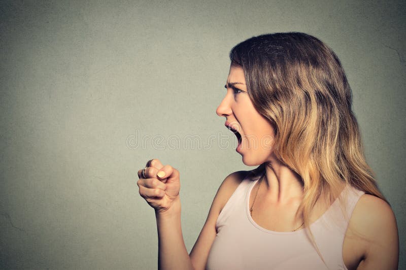 Het boze vrouw gillen stock foto. Image of wijfje, patroniseren - 61647868