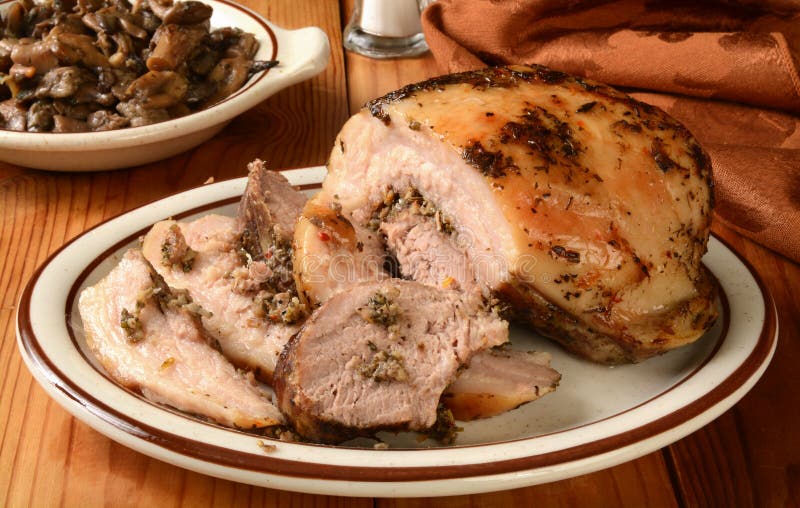 Porchetta varkensgebraad stock foto. Image of basilicum - 48112174