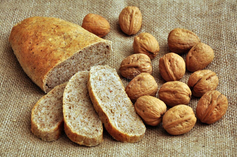 Het brood van de okkernoot stock foto. Image of brood - 22411552