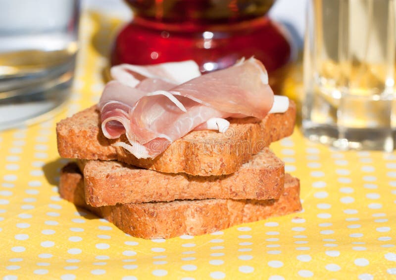 Boterham met ham stock foto. Afbeelding bestaande uit brood - 64317406