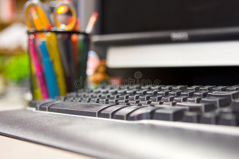 Het bureau van de computer stock foto. Image of potloden - 3279010