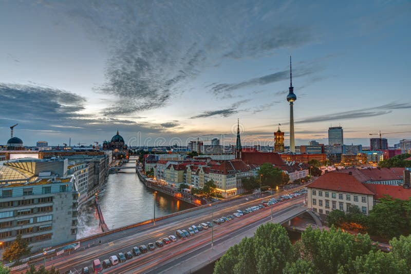 Het Centrum Van Berlijn Bij Zonsondergang Stock Afbeelding - Image of ...