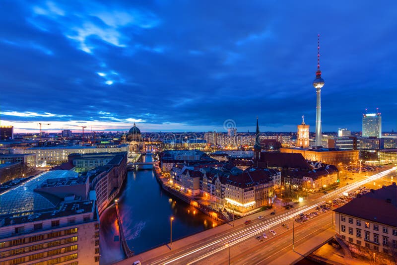 Het Centrum Van Berlijn Bij Zonsondergang Stock Afbeelding - Image of ...