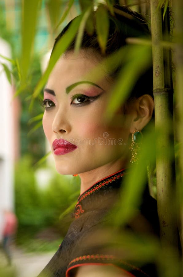 Chinees Model in Traditionele Kleding Cheongsam Stock Foto - Image of ...