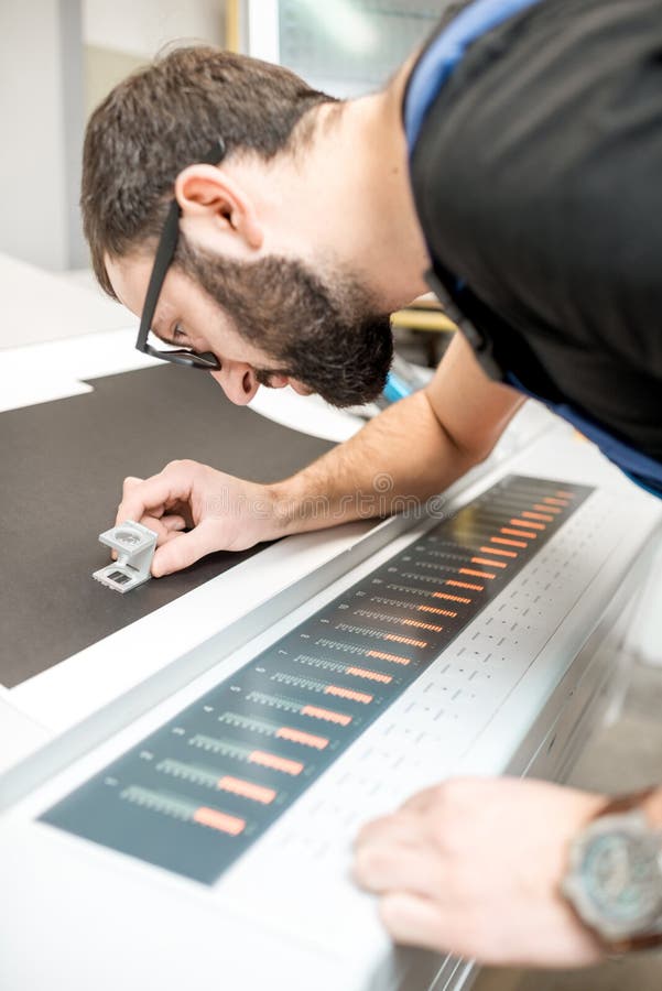 Het Controleren Van De Kwaliteit Van De Druk Met Vergrootglas Stock ...