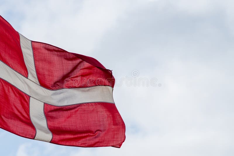 Deense Vlag Met Wit Kruis Op Rode Achtergrond Stock Foto - Afbeelding ...