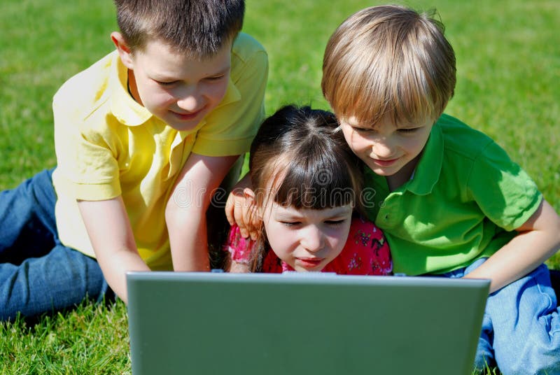 Het delen van laptop stock afbeelding. Image of computer - 2989859