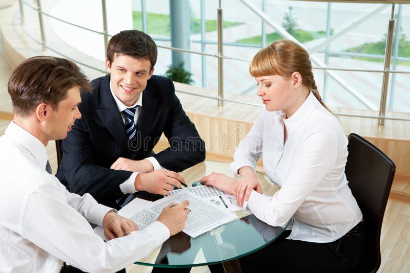 Het delen van ideeën stock foto. Image of zakenvrouw - 17463106