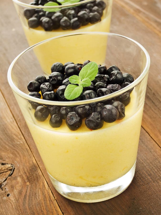 Het dessert van de bes stock afbeelding. Image of gedeelte - 20871567