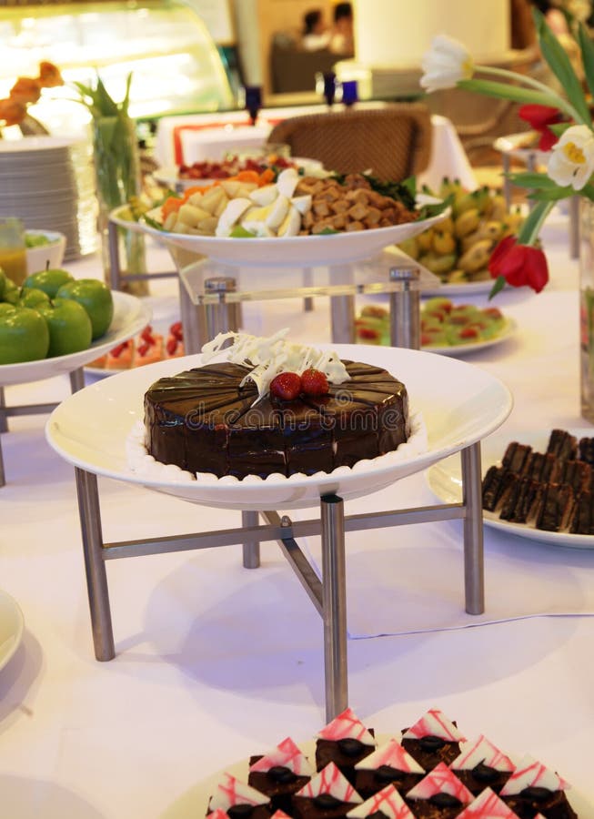 Dessertbuffet Bij Het Diner Stock Afbeelding - Image of gebakje ...