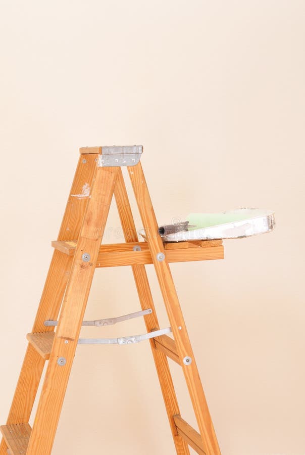 Verfbak En Roller Op Een Ladder Stock Foto - Image of hout, houten: 6636072