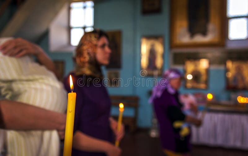 Het Dopen in De Kerk Katholicisme En Orthodoxy Kaars Stock Foto - Image ...