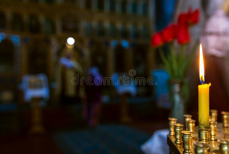 Het Dopen in De Kerk Katholicisme En Orthodoxy Kaars Stock Foto - Image ...