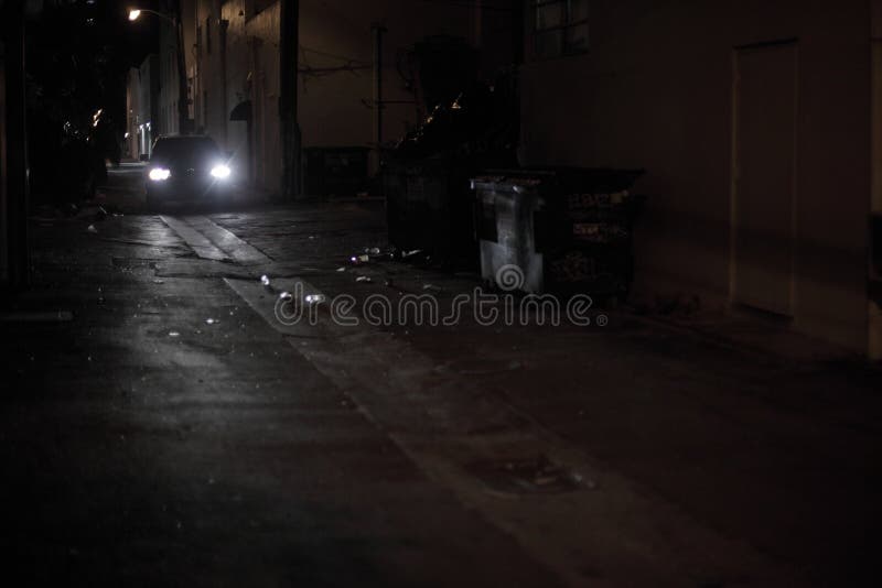 Het Drijven Van De Auto Onderaan Een Donkere Steeg Stock Foto - Image ...