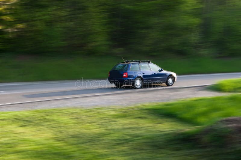 Het Drijven Van De Auto Op De Weg Stock Foto - Image of snelheid, groen ...