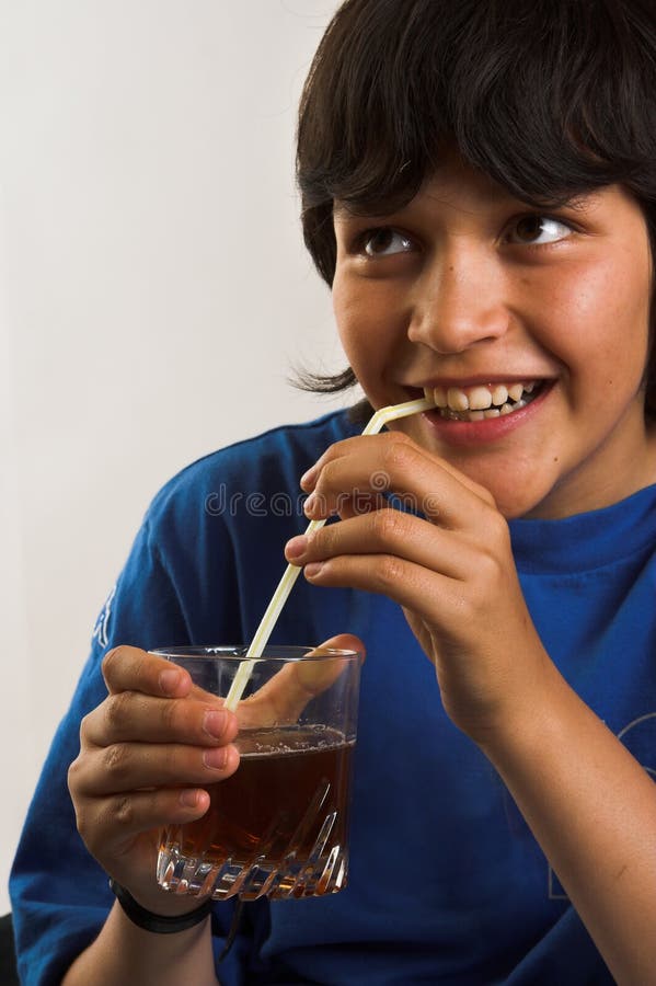 Het drinken met een stro stock afbeelding. Image of glimlach - 1081811