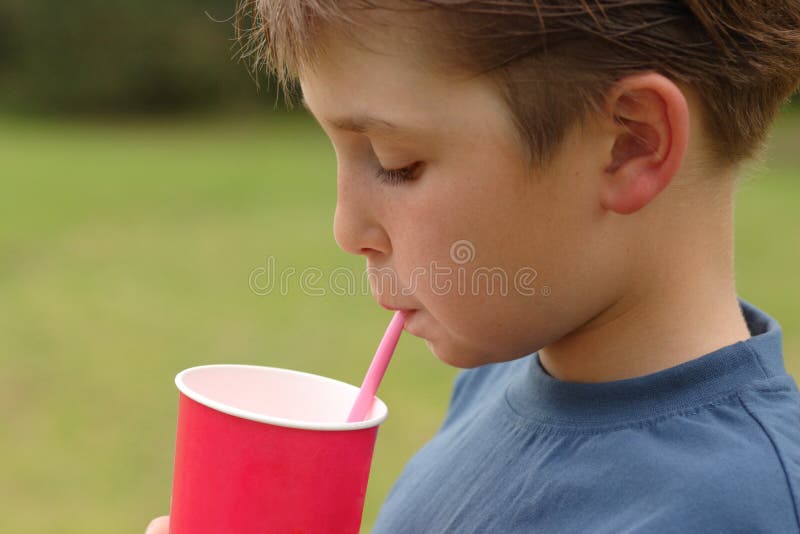 Het Drinken Van Het Kind Door Een Stro Stock Afbeelding - Image of ...