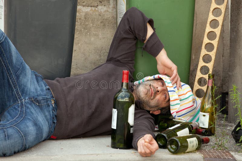 Het dronken mens liggen stock foto. Image of hopeloos - 16221726