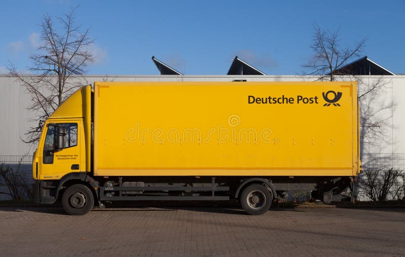 Het Duitse Embleem Van Deutsche Post Van De Postdienst Op Een Gele ...