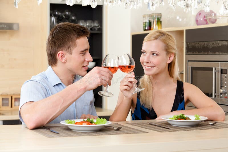 Het Echtpaar Heeft Romantisch Diner Stock Afbeelding - Image of avond ...