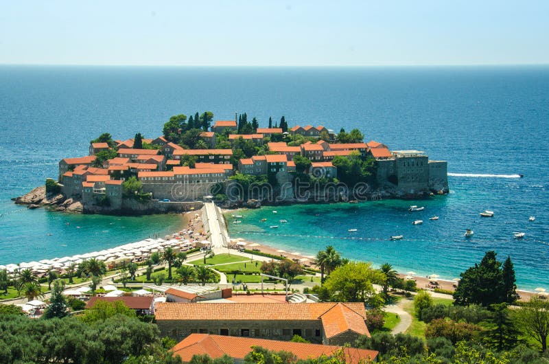 Het Eiland Van Heilige Stephen Dichtbij Budva in Zonnige Dag ...