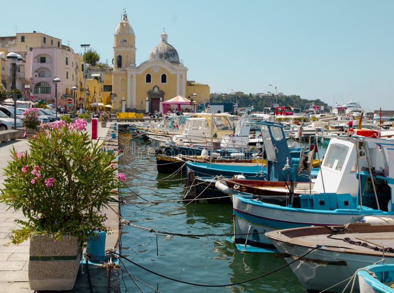 Procida, Eiland in De Middellandse Zee Stock Foto - Image of huis, boot ...