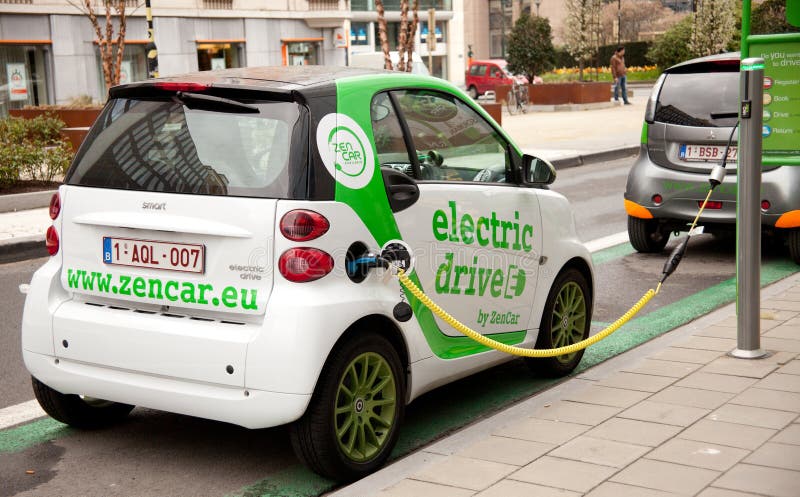 Het elektrische auto laden redactionele afbeelding. Image of ecologisch ...