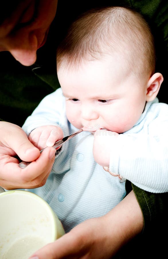 Het eten van de baby stock foto. Image of eten, gezicht - 136498
