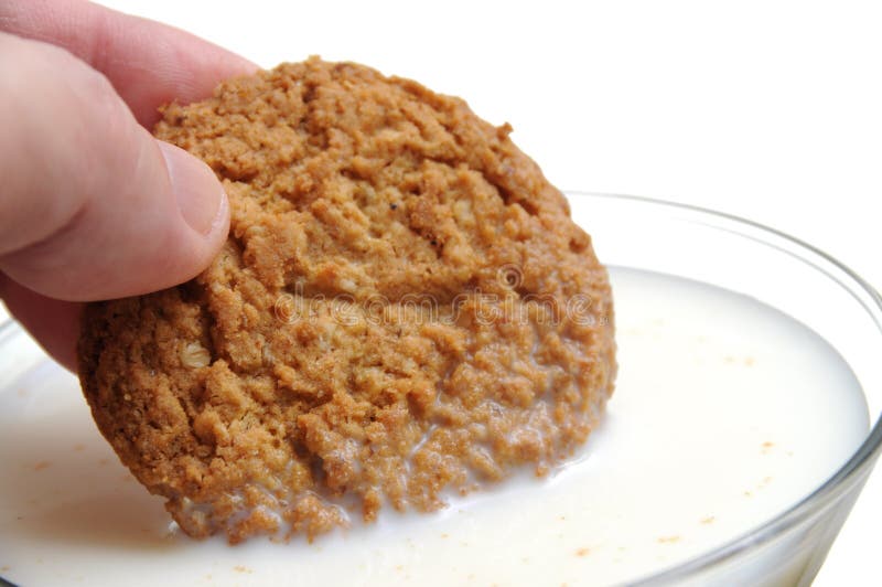 Het Eten Van Koekje Met Melk Stock Foto - Image of gulzig, huis: 23798866