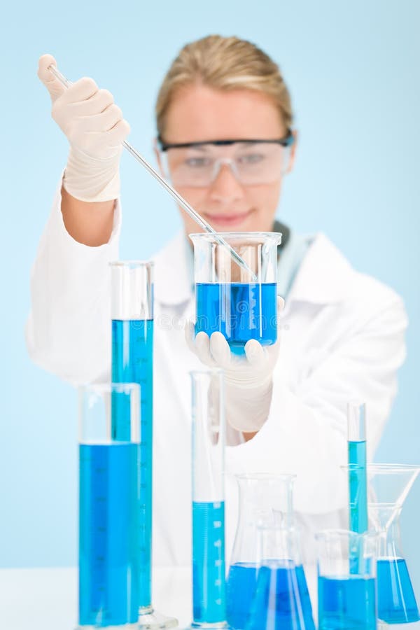 Het Experiment Van De Chemie - Wetenschapper in Laboratorium Stock Foto ...