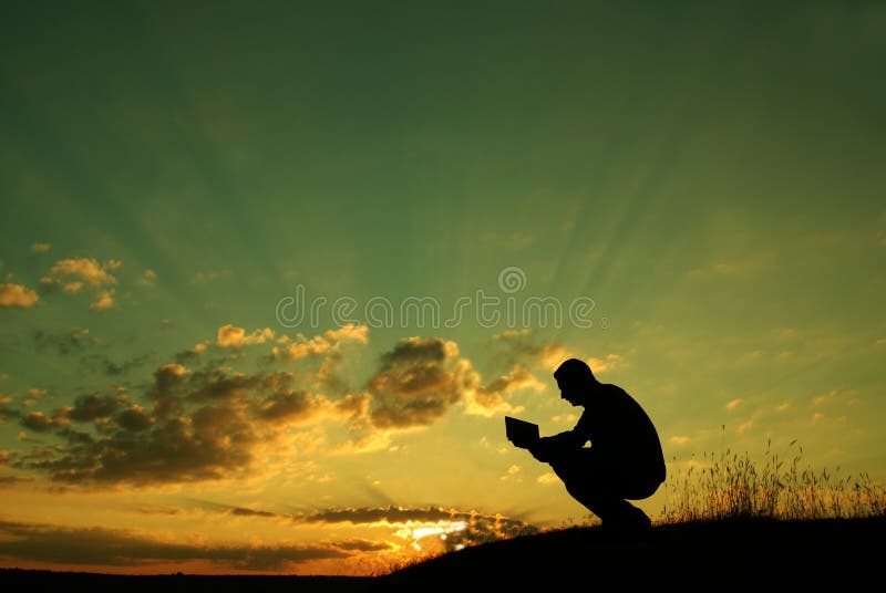 Het gebed stock foto. Image of verloop, handen, gras, gebed - 8454150