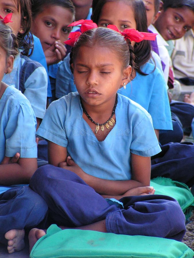 Kindergebed redactionele stock afbeelding. Image of indië - 24622529