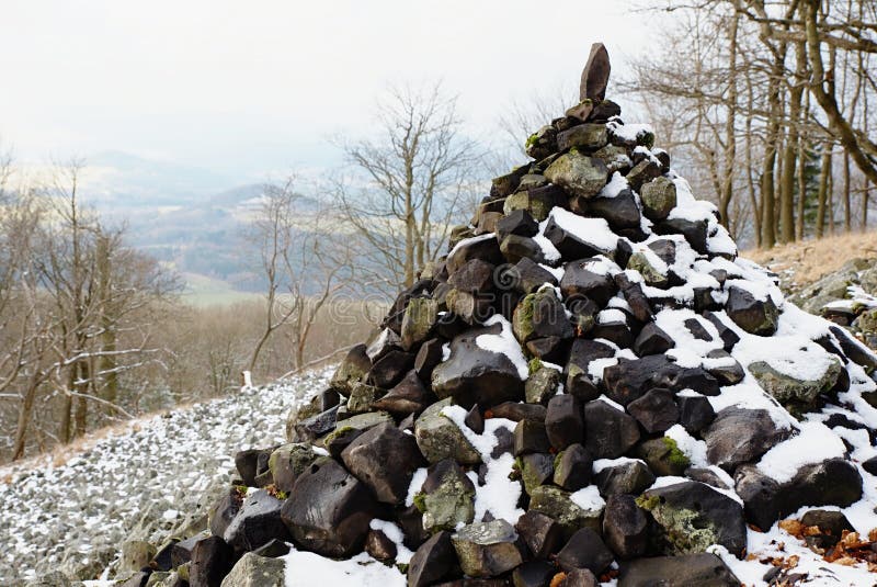 Basaltkeien in Stroom Van Het Water Van De Bergrivier, Blootgestelde ...