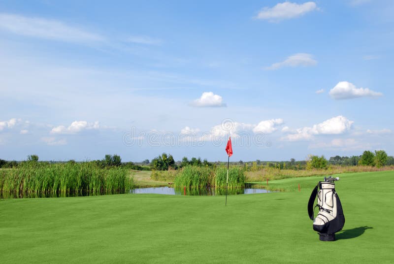 Het Gebied Van Het Golf Met Rode Vlag En Zak Stock Foto - Image of ...