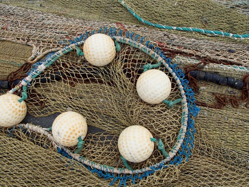 Het Gele Visnet En De Vlotters Tonen Geweven Stock Foto - Image of ...
